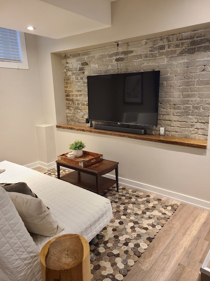 Cozy Modern 1-bedroom Suite - Toronto