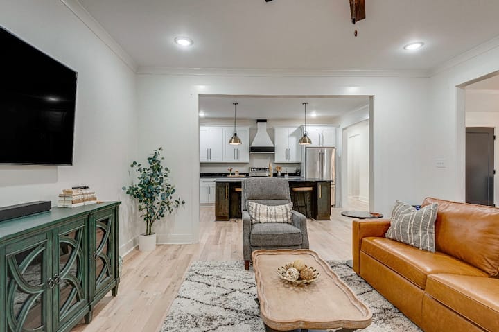 *Main&broad* 
Elegant 4 Bedroom Downtown W/parking - Montgomery Bell State Park, Burns