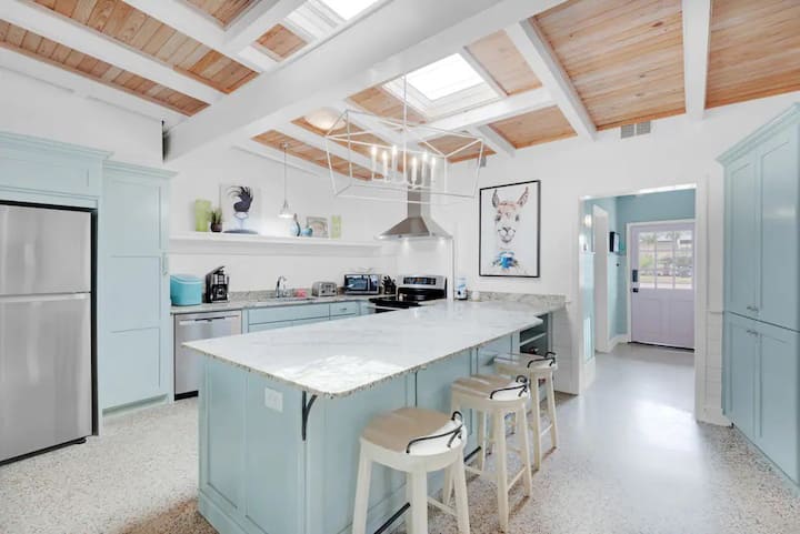 4 Br/3 Bth Home In The Heart Of Pensacola Beach - Pensacola Beach, FL