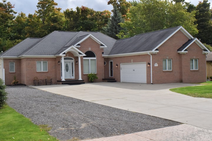 Spacious 3 Bedroom Home In Hamburg, New York - Hamburg, NY