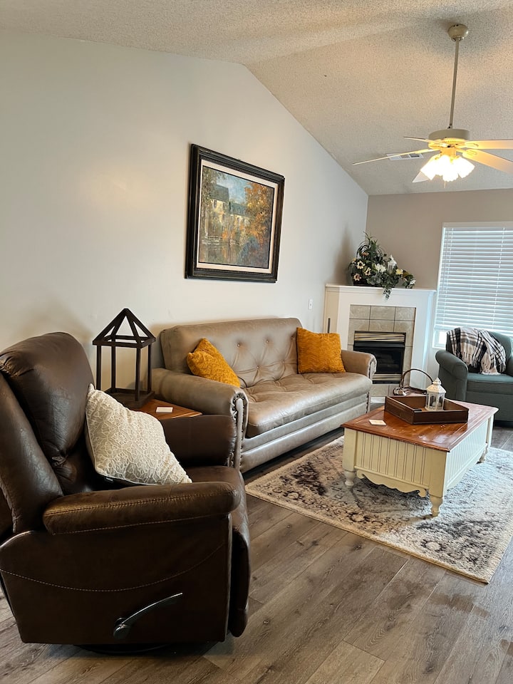 Cheerful, Budget-friendly, 2-bedroom Home! - Pigeon Forge, TN