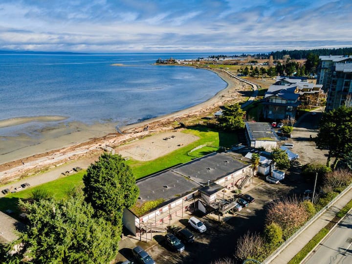 Oceanfront Driftwood Cabin - Parksville