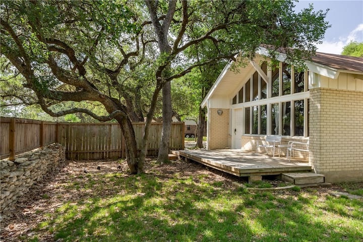 Frank Lloyd Inspired 3br - 1'35 Acres & Firepit - San Marcos, TX