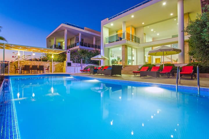 Stunning 5 Bedroom Villa, Great Views, Heated Pool - İslamlar
