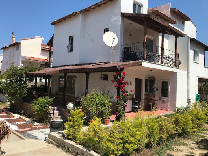 Plaja Yakın Site İçInde Villa (Klima & Barbekü) - Çeşme