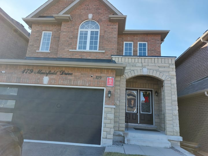 Modern 5-bedroom House Close To Ardagh Bluffs - Barrie