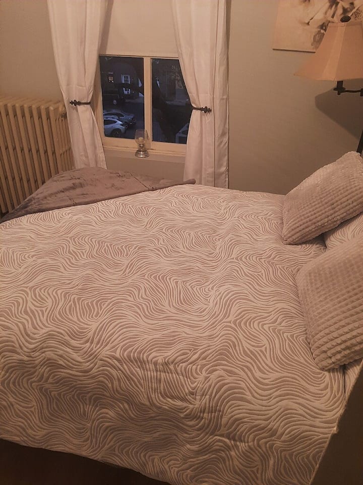 Charming 1 Bedroom Hotel Room With Hall Bathroom-5 - Lambertville, NJ