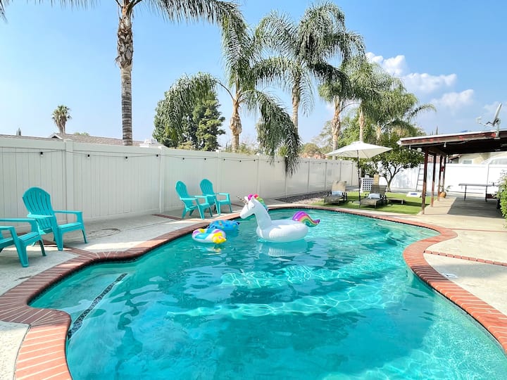 Family 3br Pool Home/ King Bed Suite/ Billiard Table/ Sleeps 9/near Yaamava' - San Bernardino