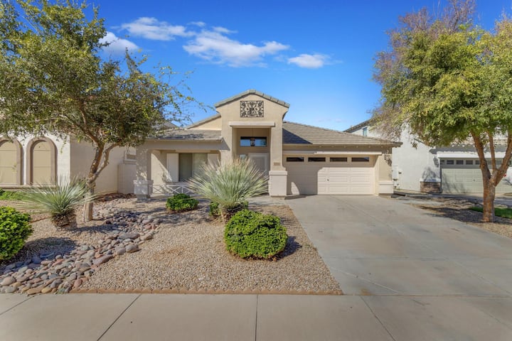Cheerful- 4 Bedroom Home With Pool Table - Queen Creek, AZ