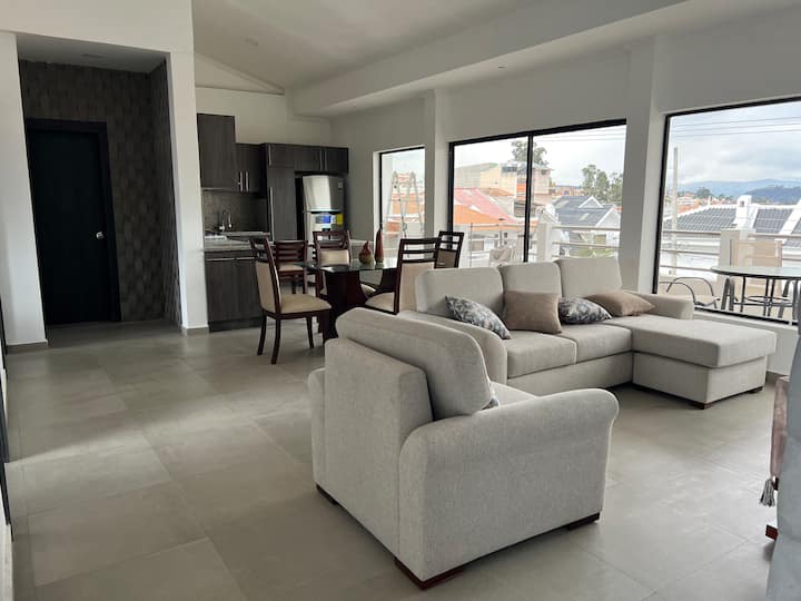 Cómodo Departamento Con Balcón Y Parqueadero - Cuenca