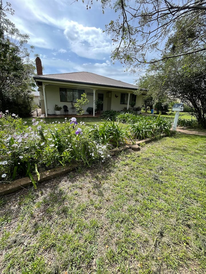 Relaxing Tranquil Home With Entertainers Backyard - Gilgandra