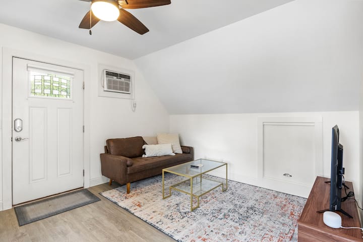 Cozy Downtown Loft For Two + Pets, Walk To Main St - Greenville