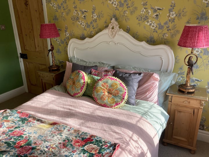 Pretty Bedroom With Balcony In Shrewsbury. - Shrewsbury