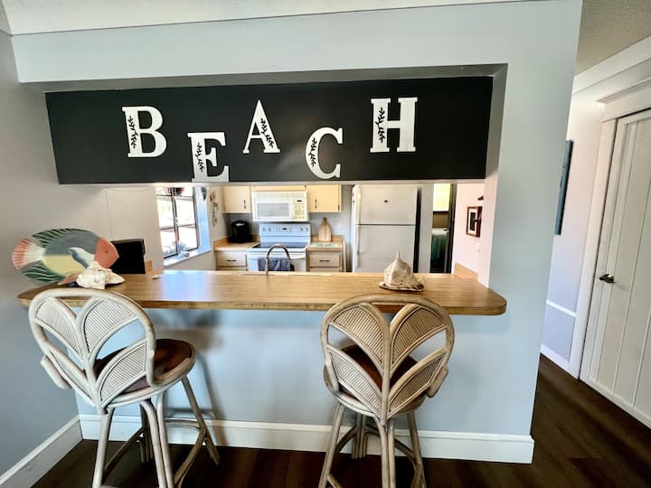 Lovely 2 Bedroom Condo With Free On Site Parking - Bradenton Beach, FL