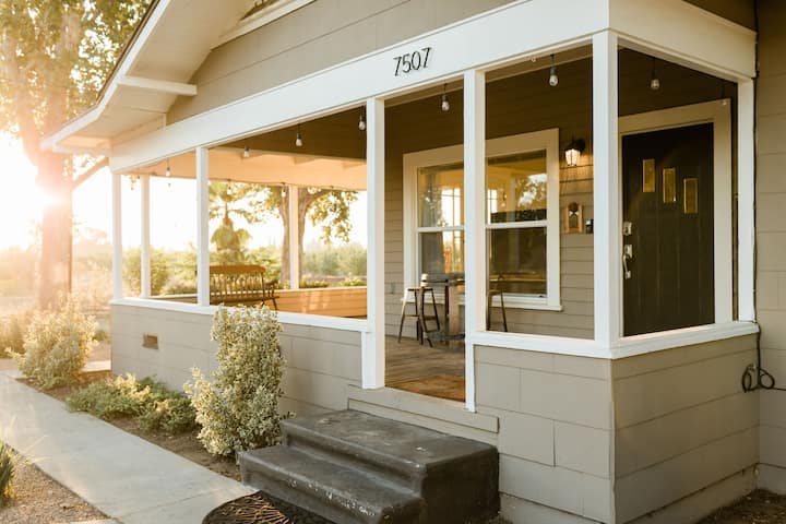 Cheerful 3-bedroom Farmhouse Cottage Retreat - Water slides, Fresno