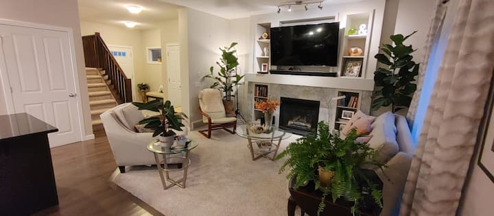 Cheerful 2- Bedroom Home With Indoor Fireplace. - Okotoks