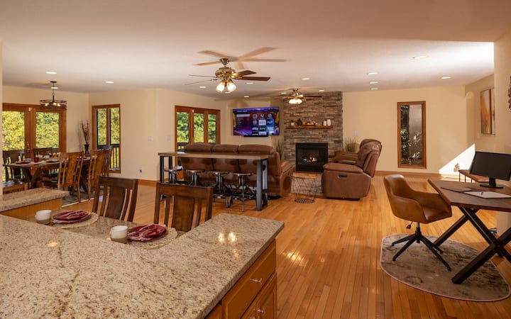 Pvt. Mtn Home W/views, Hottub, Steam Shower, 5beds - Murphy, NC