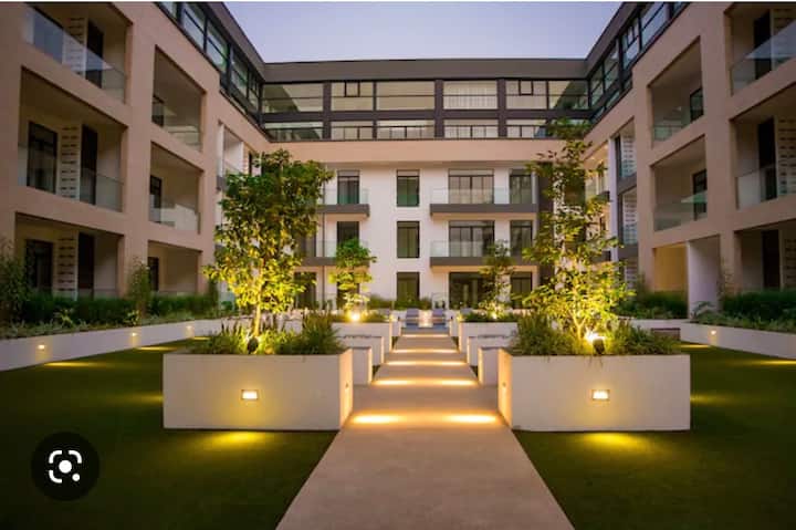 Luxury 3 Bedroom With Dazzling Courtyard/pool View - Accra