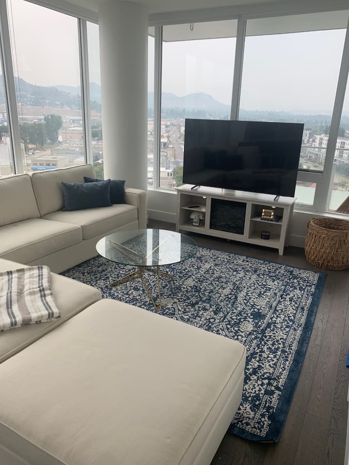 Relaxing Bright And Beautiful Condo With Amenities - Kelowna
