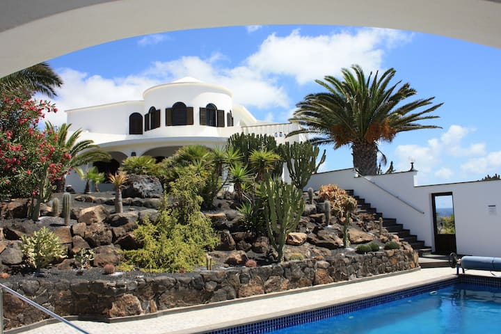 Casa Ronda 1 - Villa Mit Garten, Meerblick & Pool - Lanzarote