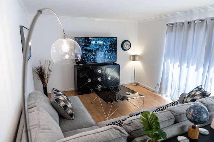 2 Bedroom Bright & Spacious West Hollywood Getaway - Little Armenia - Los Angeles