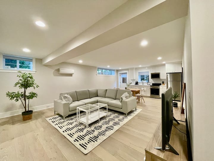 Spacious 2-bedroom Apartment In Wallingford - Seattle, WA