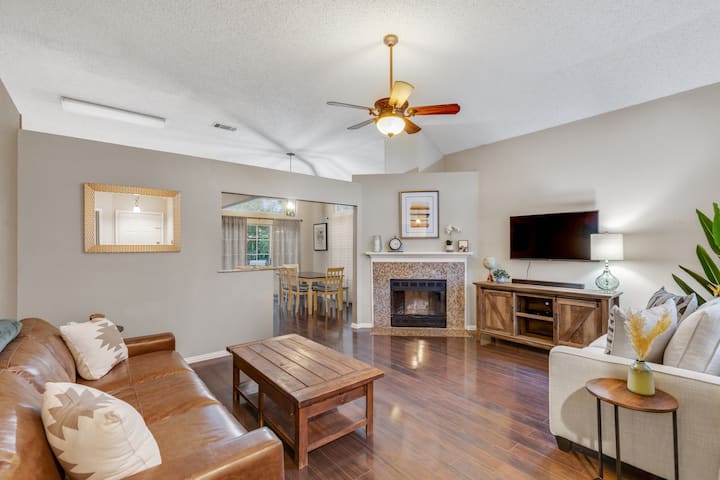 Cheerful 3-bedroom Home In The Heart Of Frisco. - Frisco, TX