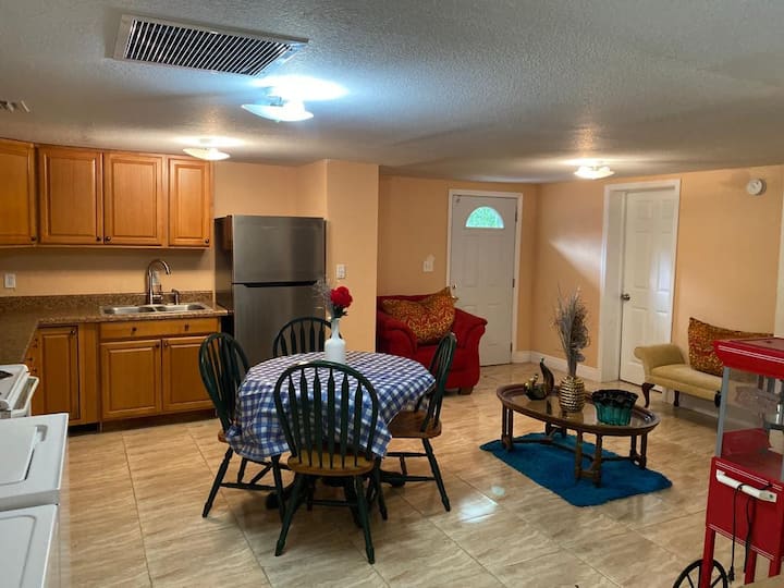 Quaint 2-bedroom With Parking, Wi-fi & Amenities. - Tampa, FL