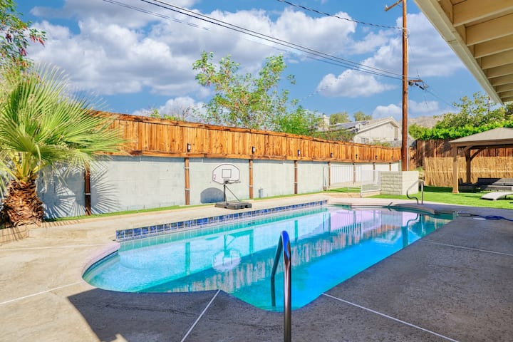 Good Times & Tan Lines W/pool & Pool Table Slps 9 - Desert Hot Springs, CA