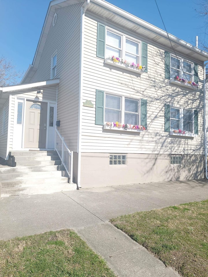 Home W/ 5bdrms 2 Kings & A Queen. Great Location. - Hamilton, OH