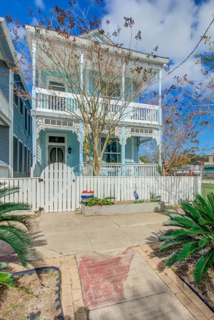 Historic 1909 Victorian | Walk To Beach | 2-story - Galveston, TX