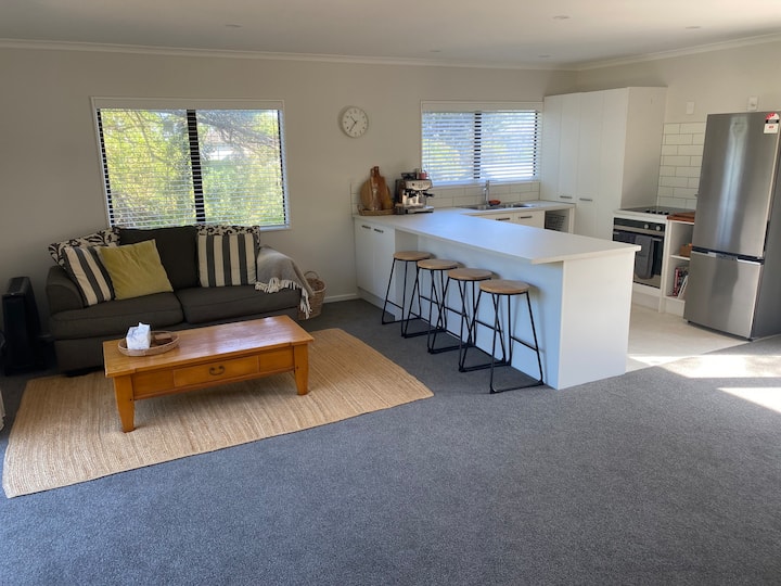 Cosy 3 Bedroom Home With Log Fire And Bush Outlook - Porirua