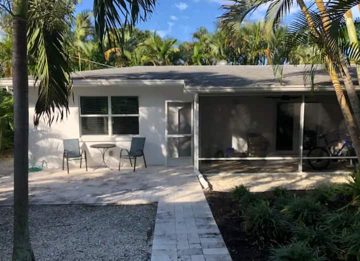1 Bedroom Bungalow Close To Ave & Beach (Gated) - Delray Beach, FL