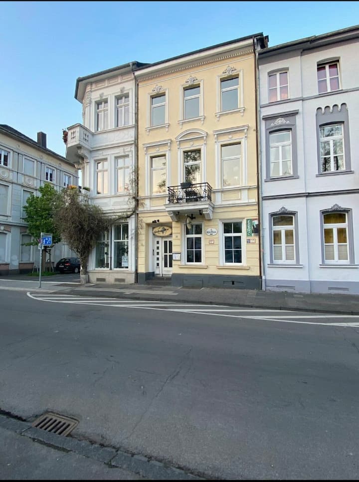 Helle Schöne 2 Zimmer Wohnung Im Herzen Krefelds - Krefeld