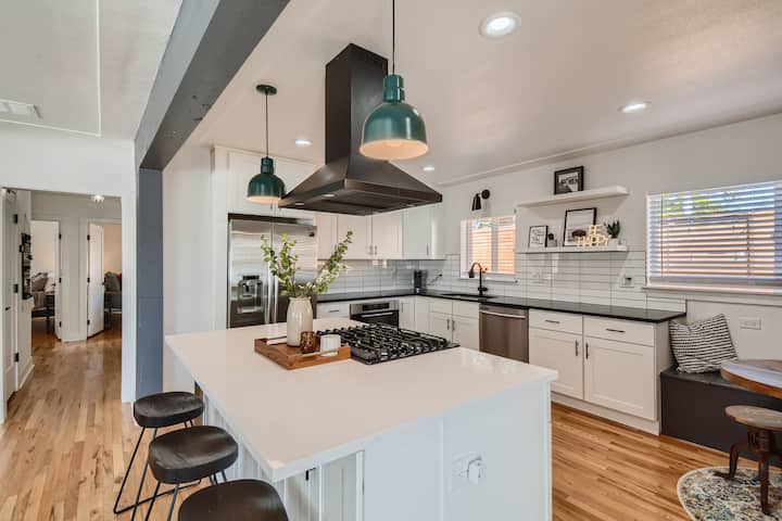 Awesome 3br W/pets! Hot Tub, Wi-fi, Open Kitchen - Denver, CO