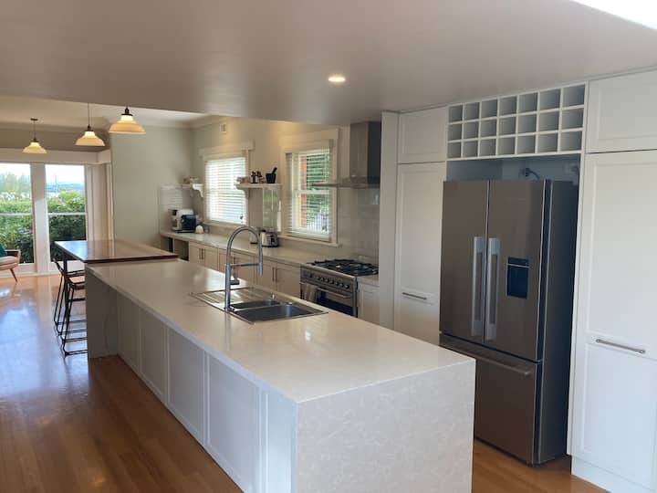 Lovely Large Homestead With Contemporary Living - Franklin House - National Trust Tasmania, Youngtown