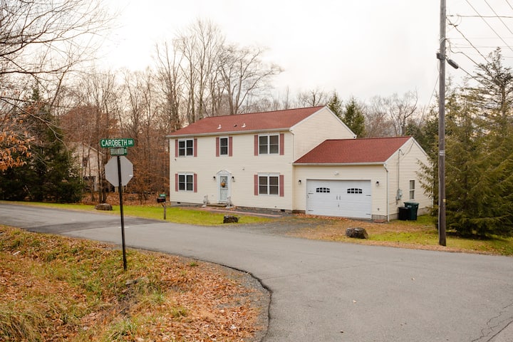 Dreamer Poconos Getaway - Mount Pocono, PA