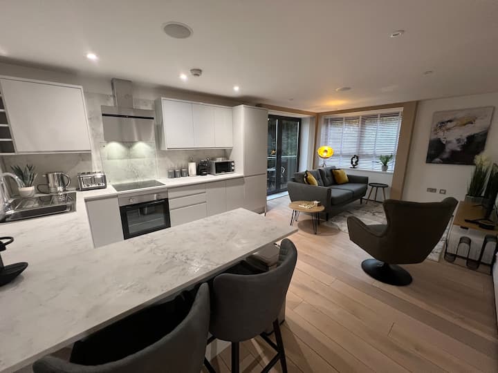 Executive Apartment + Secure Underground Parking - Leeds