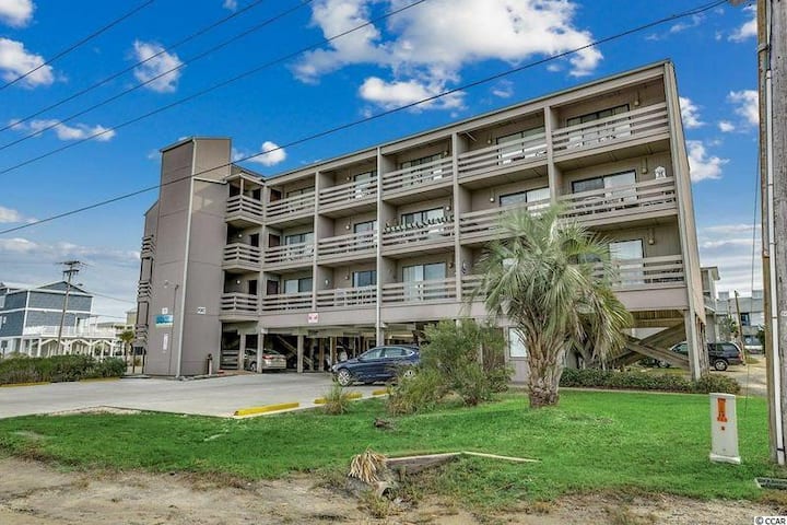 The Flamingo Nest ~ 1 Bedroom Condo - Garden City, SC