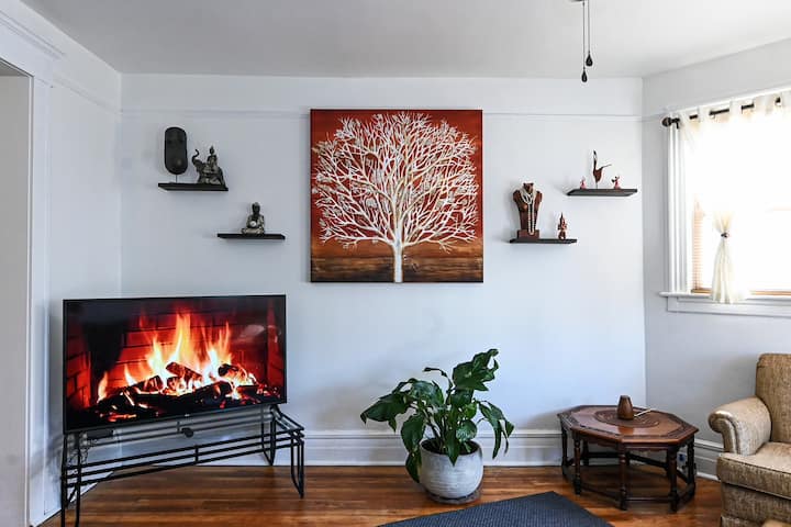 3 Bedroom Gem: Mins From Nyc W/ Sauna + Parking! - Jersey City, NJ