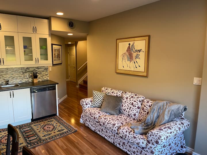 Mins West Edmonton Mall: Walk Out Suite 2bath2bdrm - Edmonton