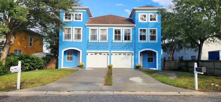 Cheerful 4 Bedroom House Near Clearwater Beach! Pet Friendly. - Dunedin, FL