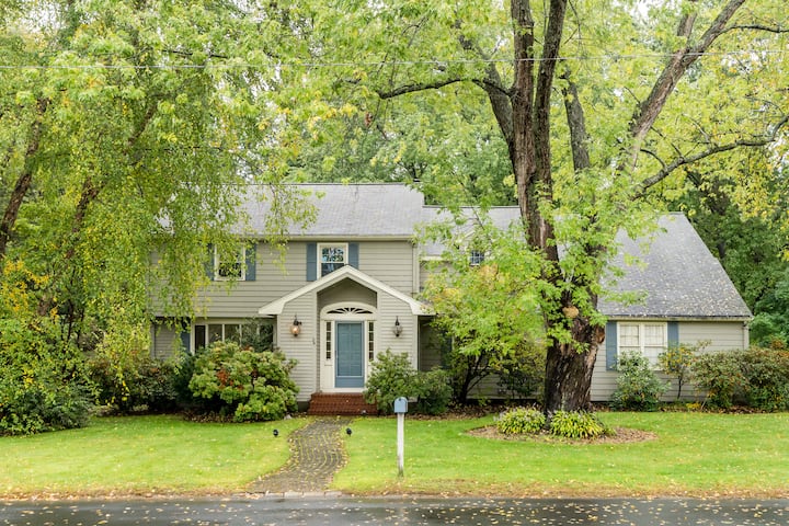 Magnificent 4-bed With Master Suite Near Center - Burlington, MA