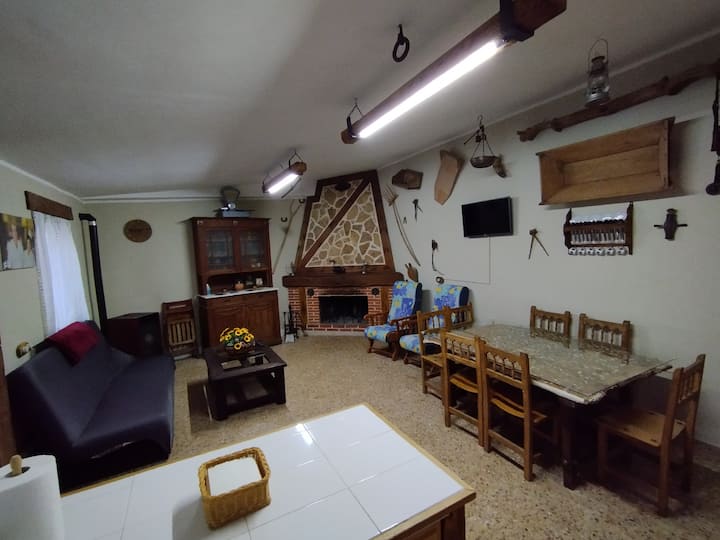 Agradable Casa Con Salón Independiente - Turégano