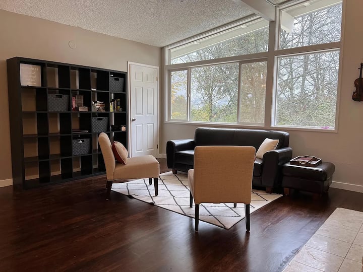 Super Convenient Lovely 1-bedroom With Extra Space - Bellevue, WA