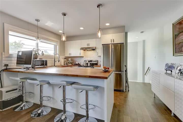 Bright & Beautiful Home In The Heart Of Kelowna - Kelowna