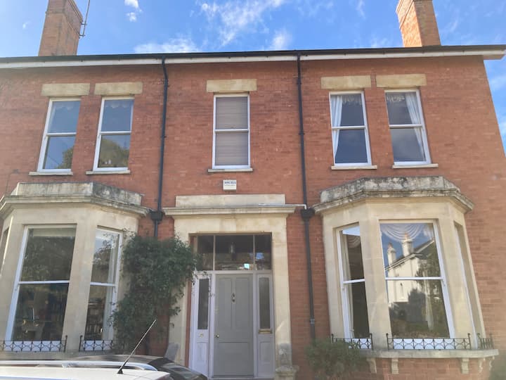Cheltenham House Ideal For Gold Cup - Tewkesbury