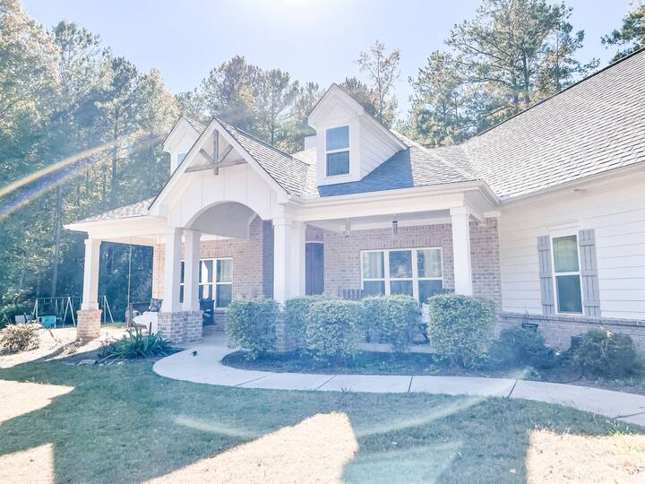 Spacious 3 Bedroom Home Tucked Away From The City - Peachtree City, GA