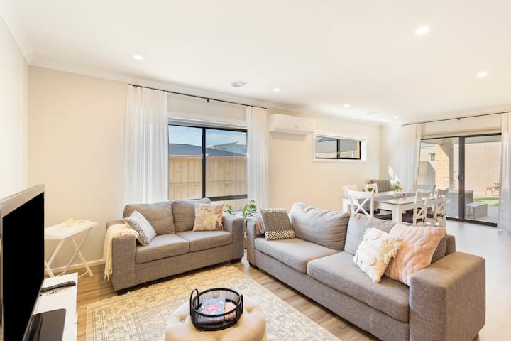 Modern, Family-friendly Getaway 4-bdr, 2 Bath - Cowes