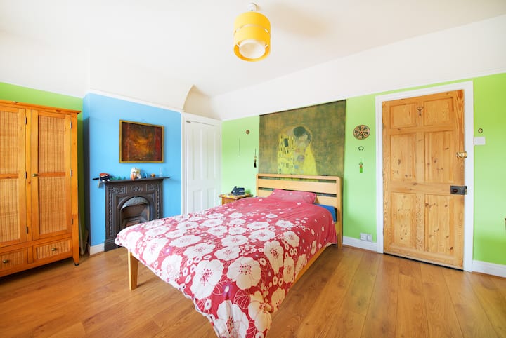 Comfy Large Room Available - Stockport